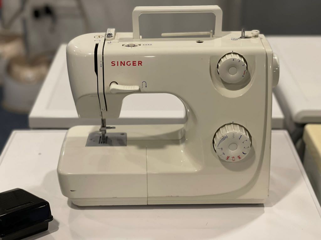 SINGER 8280 SEWING MACHINE, Furniture & Home Living, Home Improvement ...