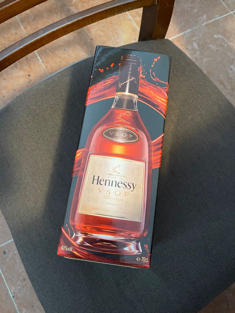 有盒 軒尼詩 Hennessy V.S.O.P 700ml vsop, 嘢食 & 嘢飲, 酒精飲料 - Carousell