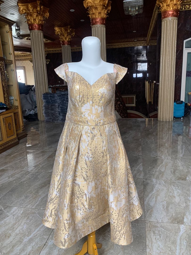 Gold gown, Fesyen Wanita, Pakaian Wanita, Gaun & Rok di Carousell