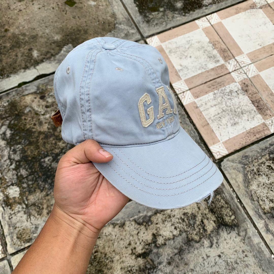 Topi GAP Script Ripped on Visor, Fesyen Pria, Aksesoris, Topi di Carousell