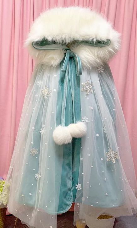 Elsa Frozen cape, Babies & Kids, Babies & Kids Fashion on Carousell