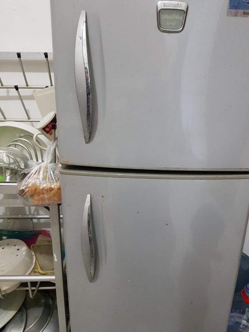 KULKAS 2 PINTU Toshiba Glacio, Elektronik, Lainnya di Carousell