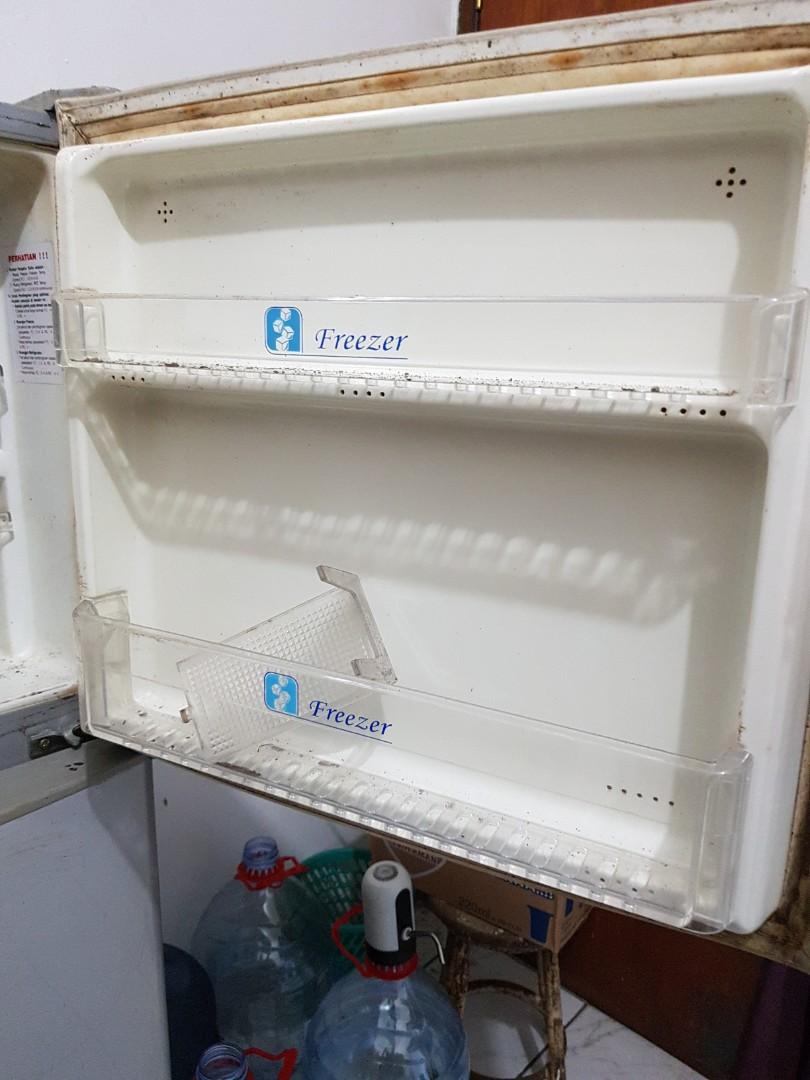 KULKAS 2 PINTU Toshiba Glacio, Elektronik, Lainnya di Carousell