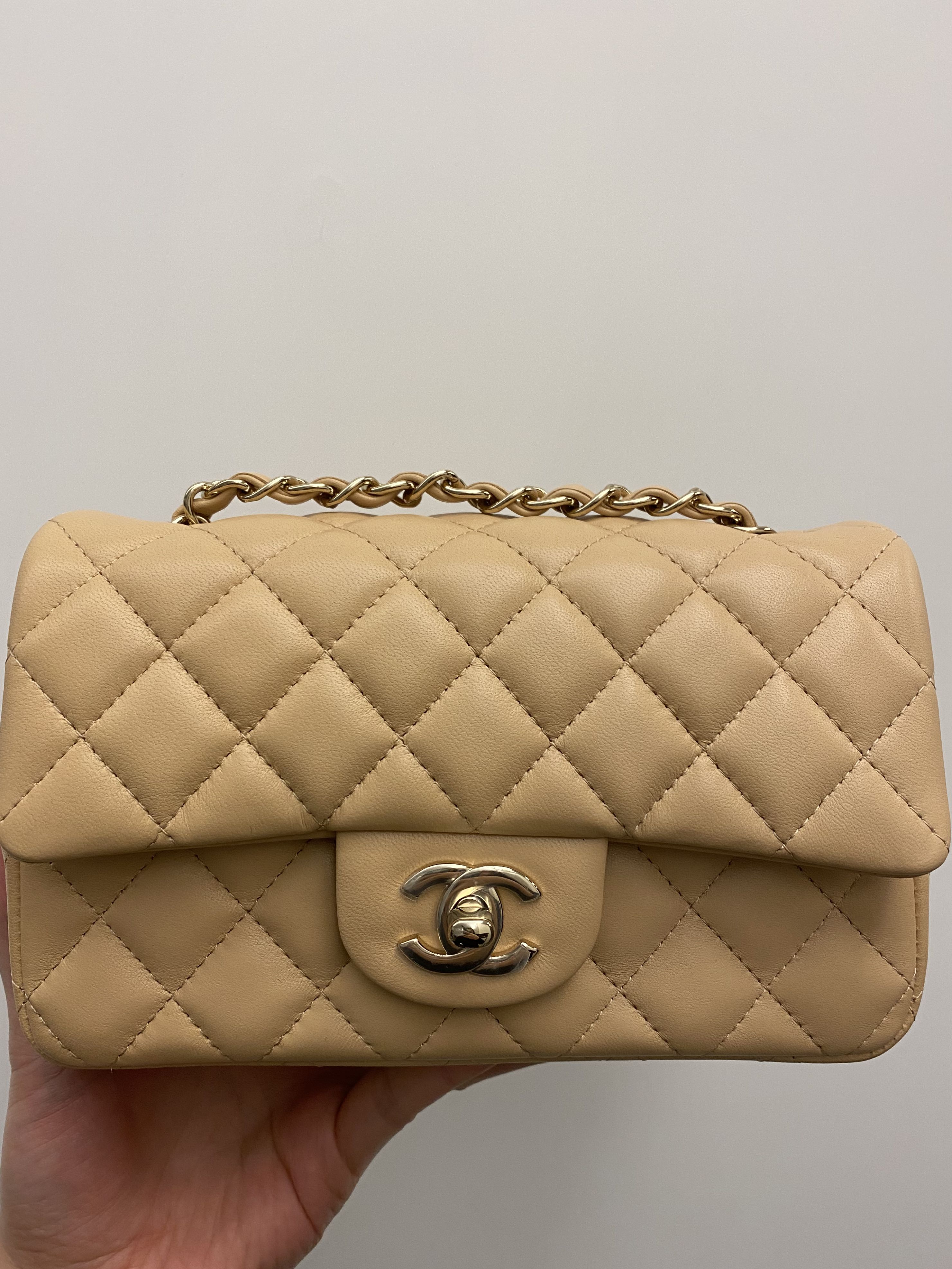 全新Chanel mini cf 20cm beige裸色淡金晶片款, 名牌, 手袋及銀包 - Carousell