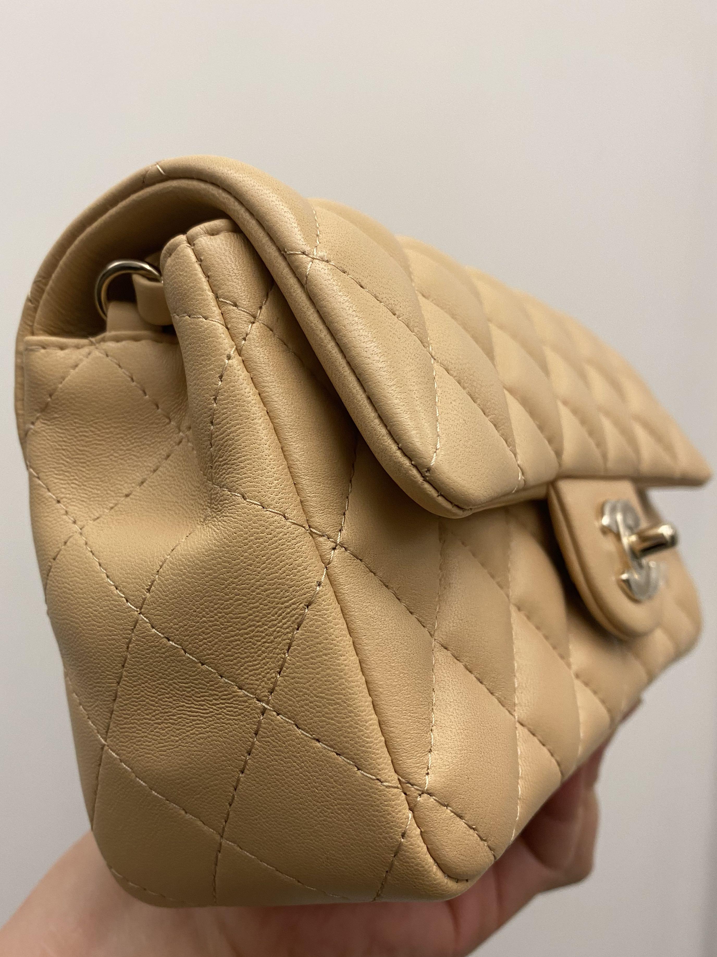 全新Chanel mini cf 20cm beige裸色淡金晶片款, 名牌, 手袋及銀包 - Carousell