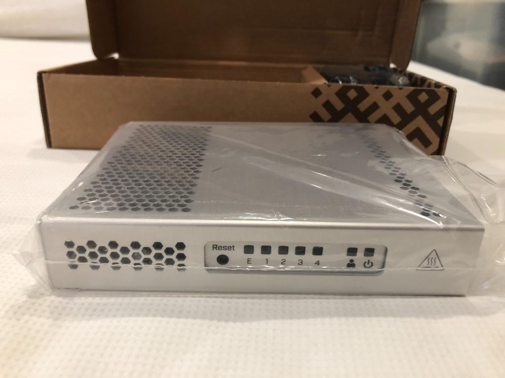 Mikrotik CRS305-1G-4S+IN Five-port desktop switch with one Gigabit ...