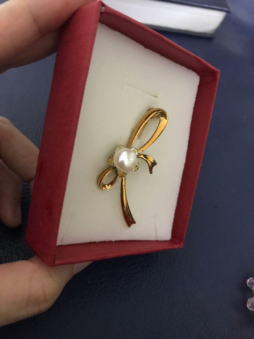 Pearl gold chest pin, Women's Fashion, Jewelry & Organisers, Necklaces ...