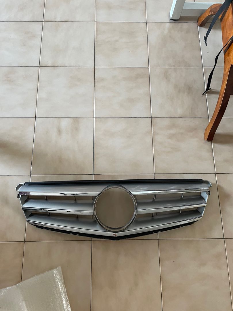 W204 pre-facelift grille, Car Accessories, Accessories on Carousell