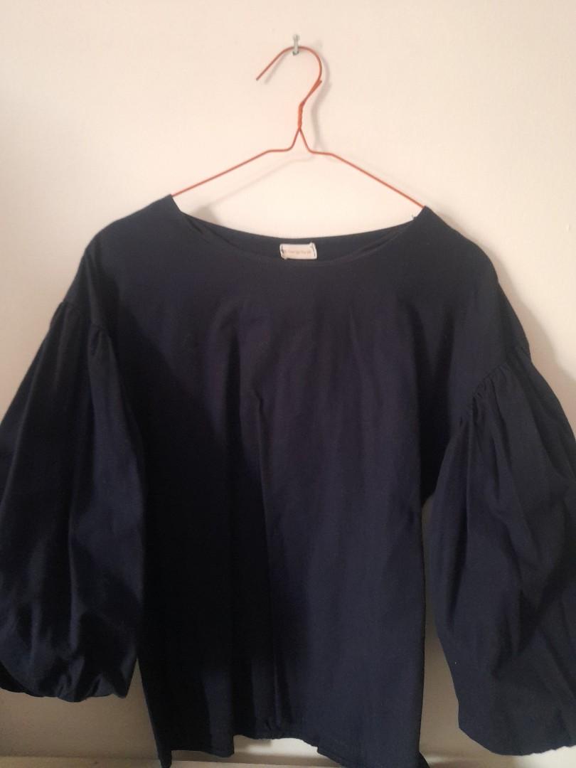 Baju lengan balon, Fesyen Wanita, Pakaian Wanita, Atasan di Carousell