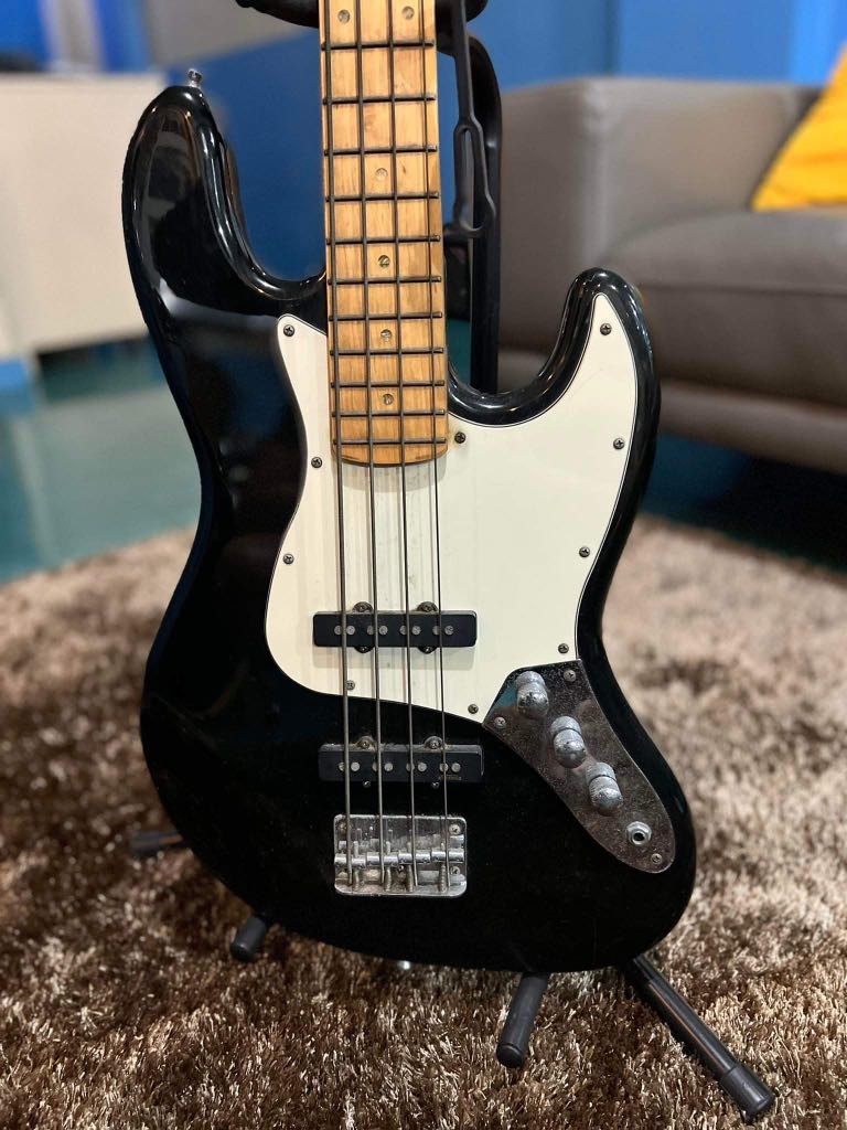 Fernando Unique Series bass guitar, Hobbies & Toys, Music & Media ...