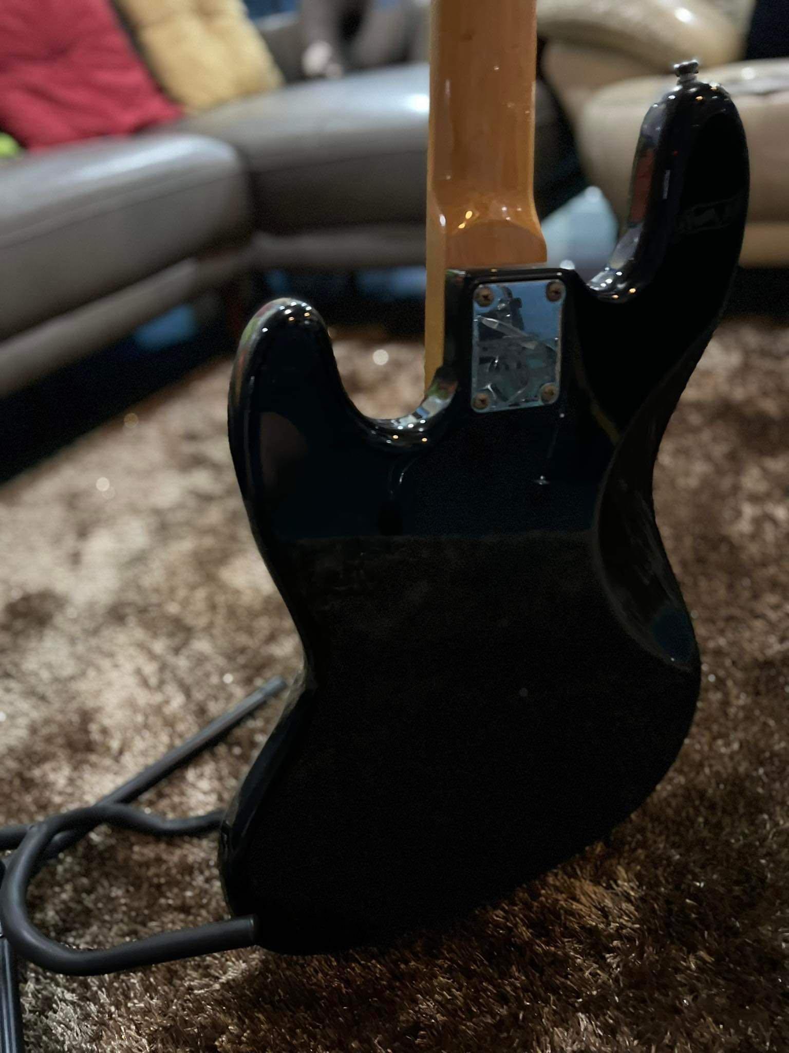 Fernando Unique Series bass guitar, Hobbies & Toys, Music & Media ...