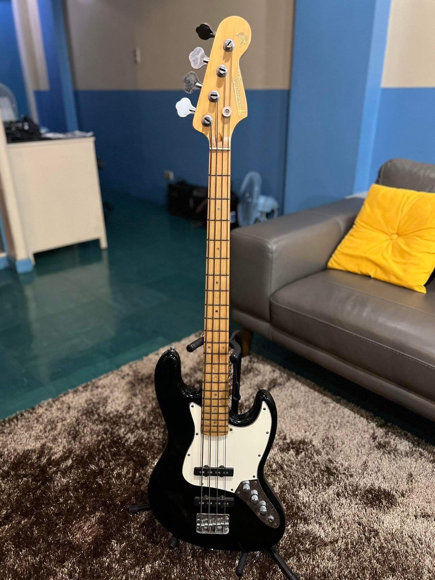 Fernando Unique Series bass guitar, Hobbies & Toys, Music & Media ...