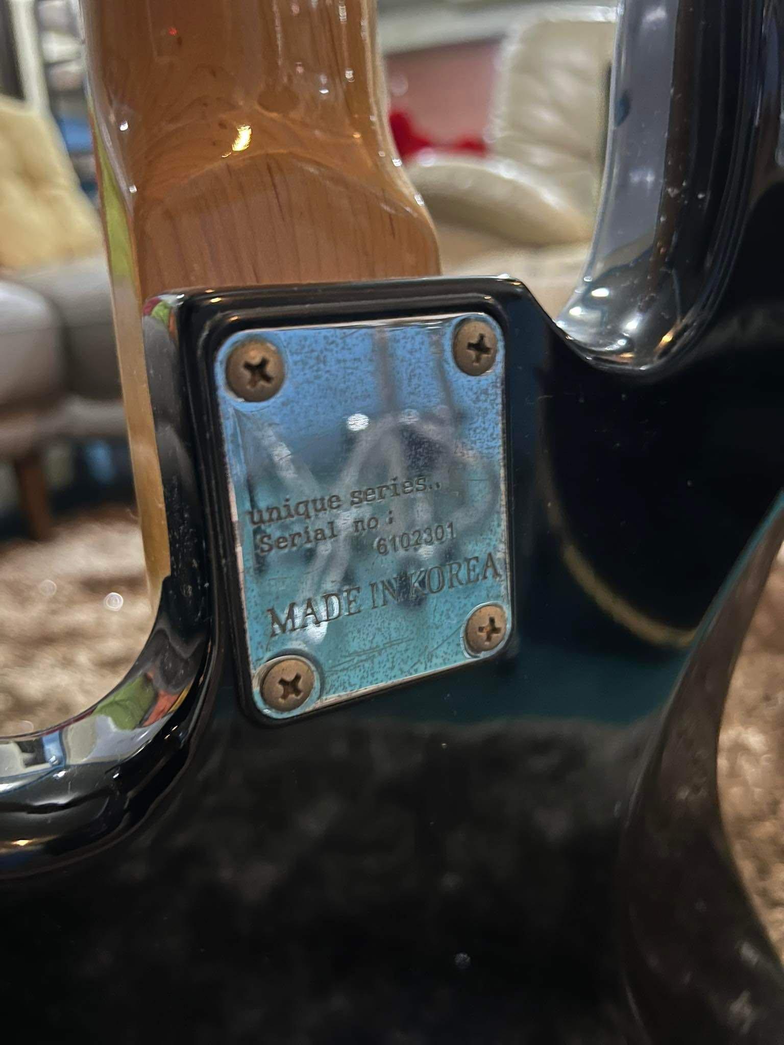 Fernando Unique Series bass guitar, Hobbies & Toys, Music & Media ...