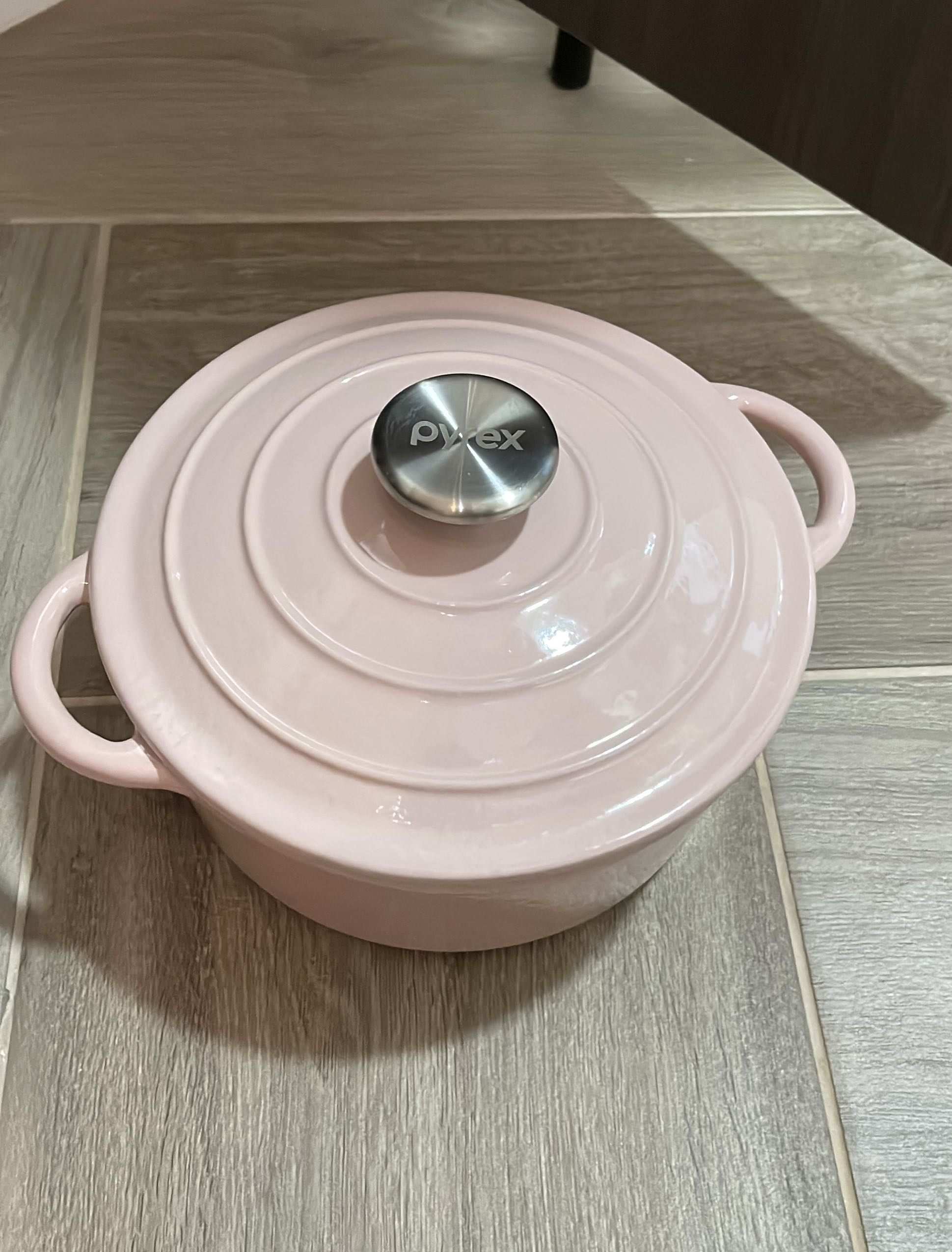 NTUC Pyrex 2.5L Round Cast Iron Casserole (20cm), TV & Home Appliances ...