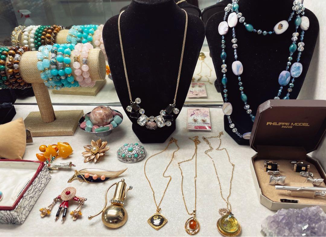 Accessories Overload, Women's Fashion, Jewelry & Organizers, Brooches ...