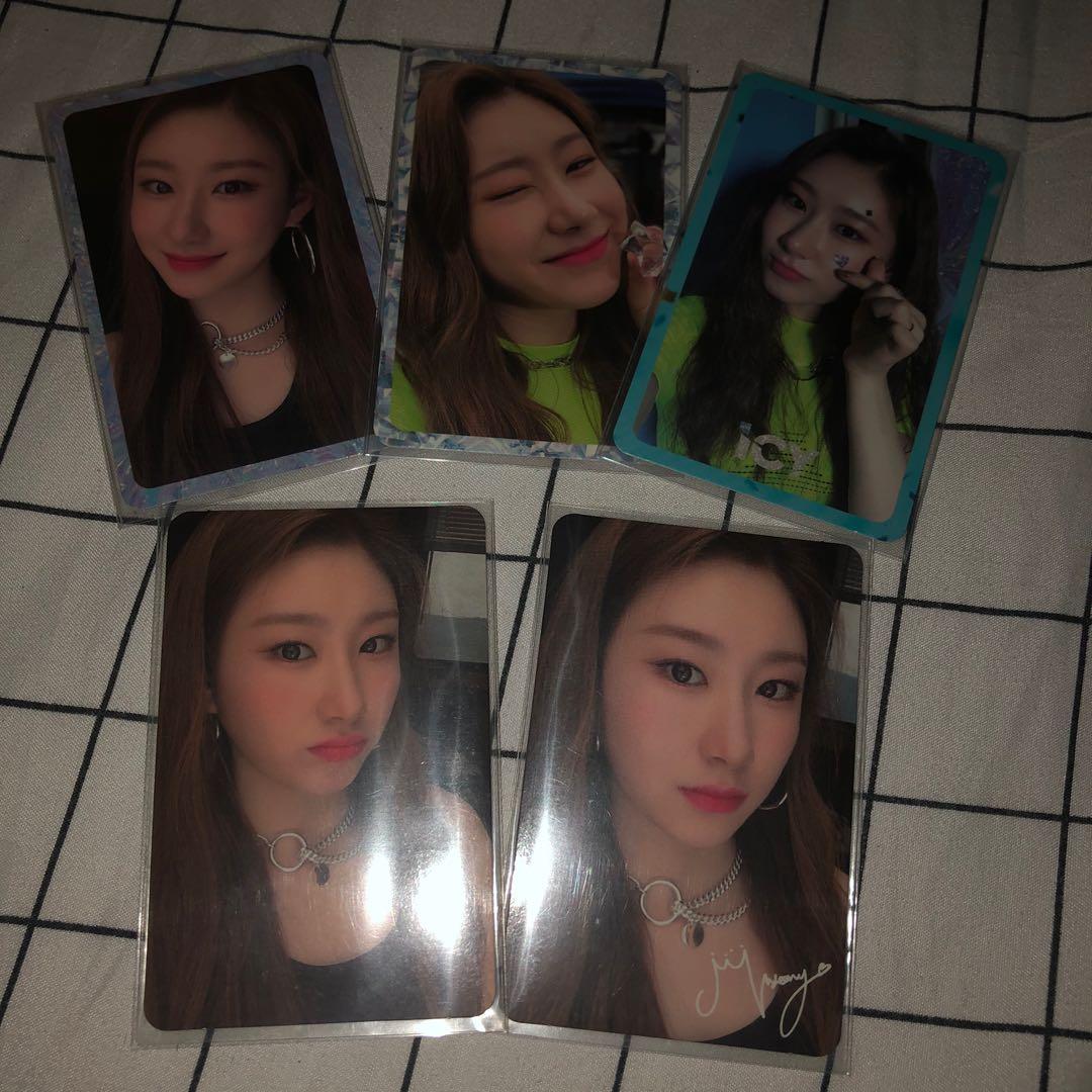 Itzy chaeryeong icy set, Hobbies & Toys, Memorabilia & Collectibles, K ...