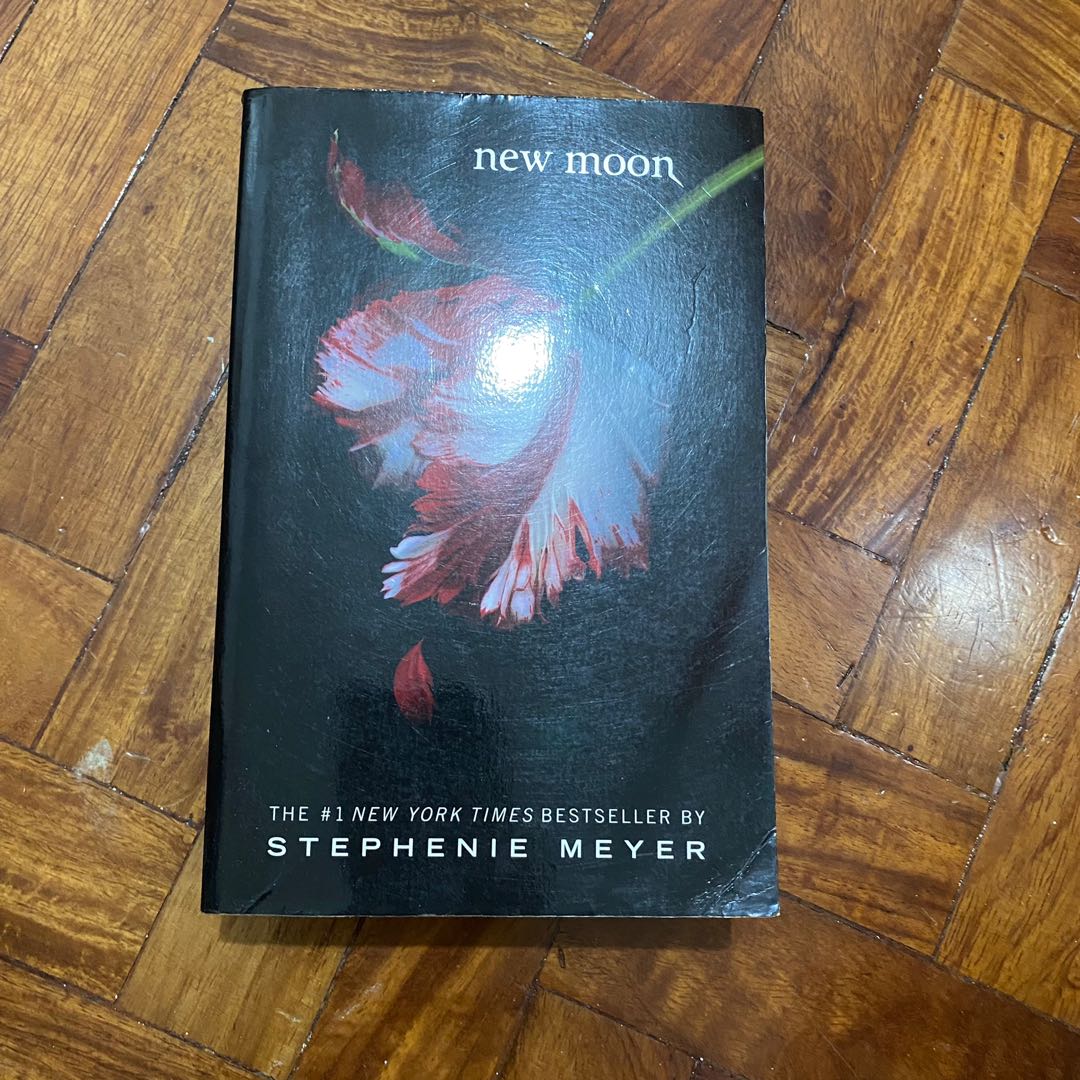 New Moon by Stephenie Meyer, Hobbies & Toys, Books & Magazines, Fiction ...
