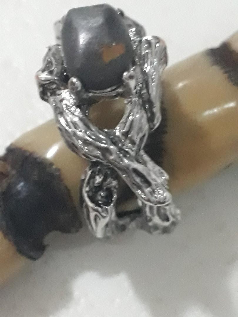 Batu besi tahi bintang di atas bingkai bermotif huruf lam alif (stoney ...