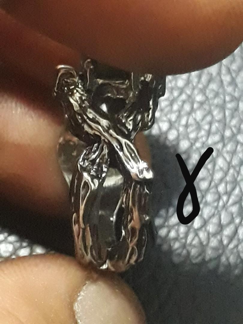 Batu besi tahi bintang di atas bingkai bermotif huruf lam alif (stoney ...