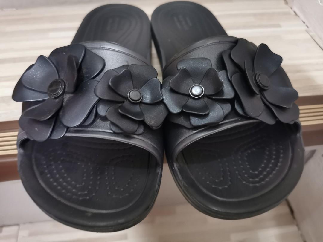Crocs Slippers, Women's Fashion, Footwear, Slippers and slides on Carousell