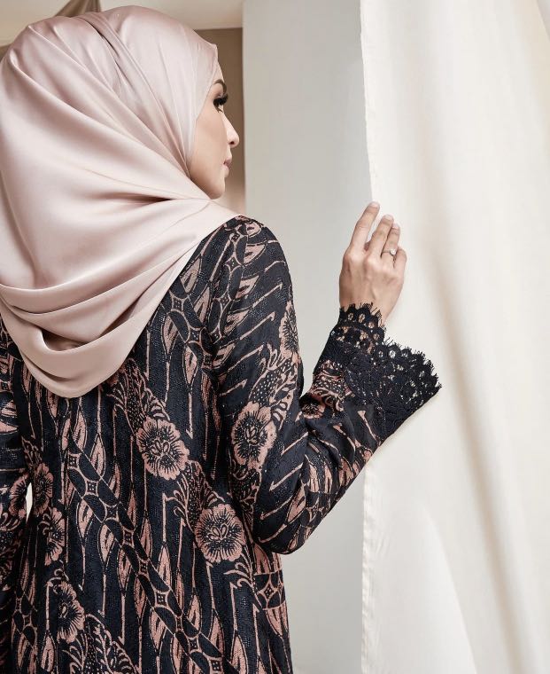 Minimalace Batika Sutra, Women's Fashion, Muslimah Fashion, Baju Kurung ...