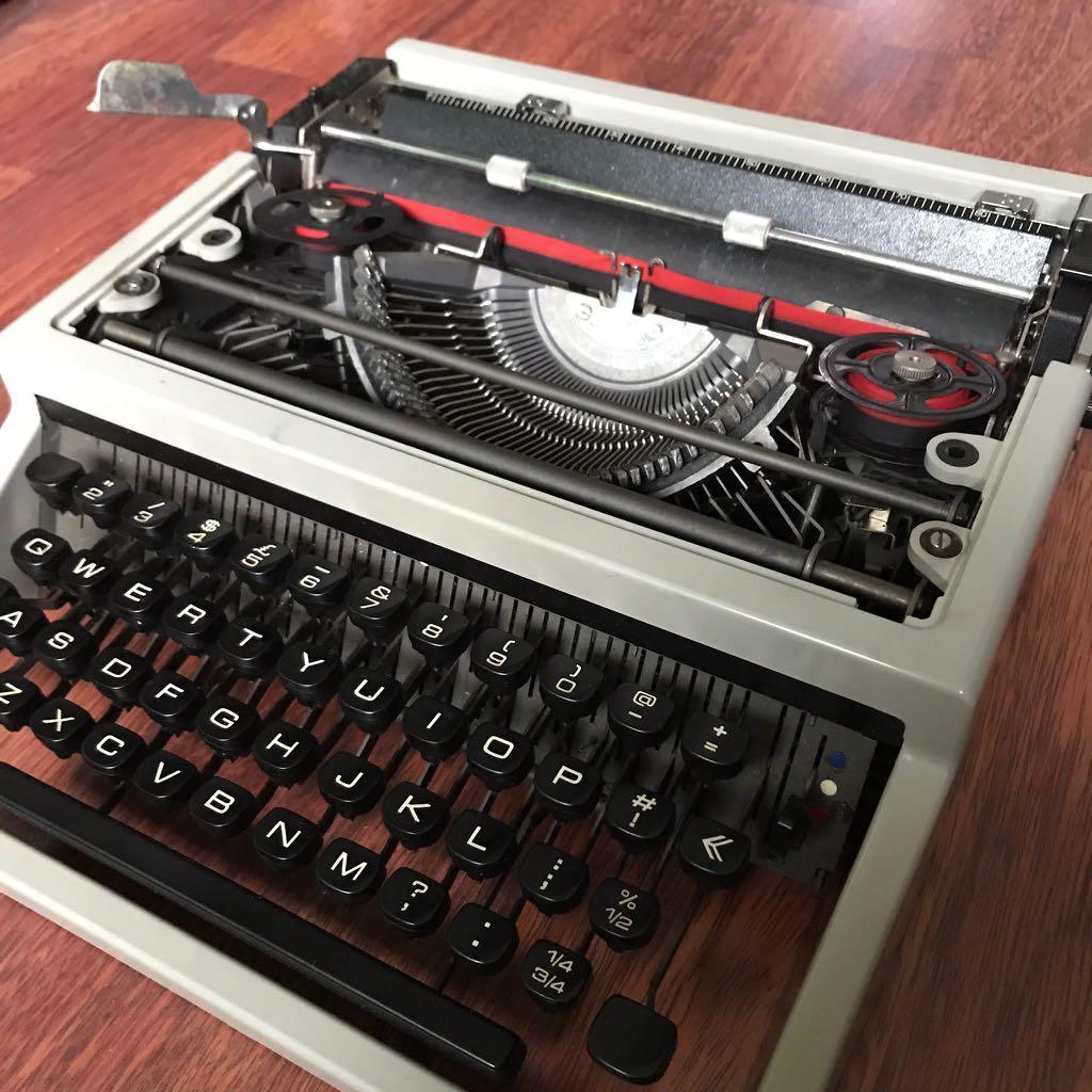 Vintage Olivetti typewriter, Hobbies & Toys, Memorabilia & Collectibles ...