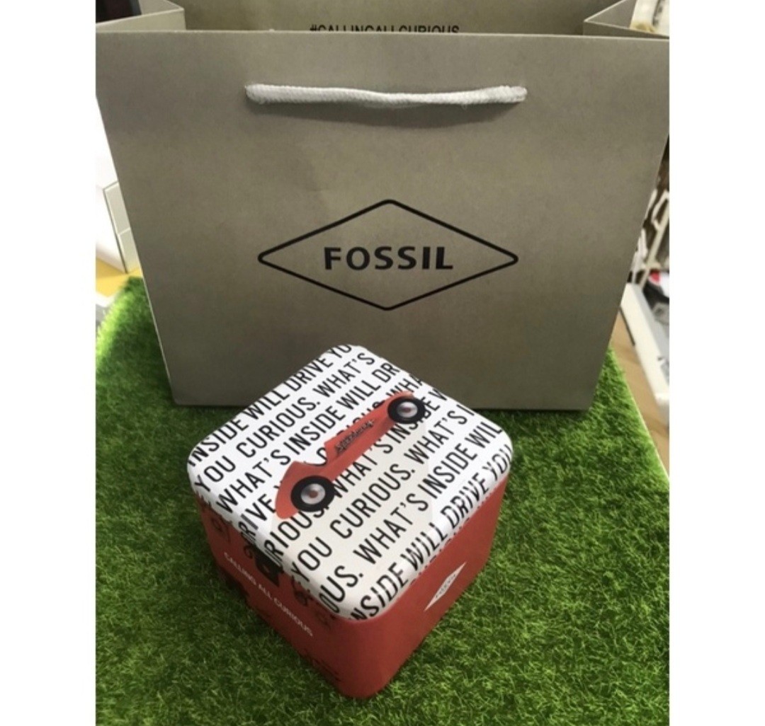 Fossil Tin Can Box, Women's Fashion, Watches & Accessories, Other ...