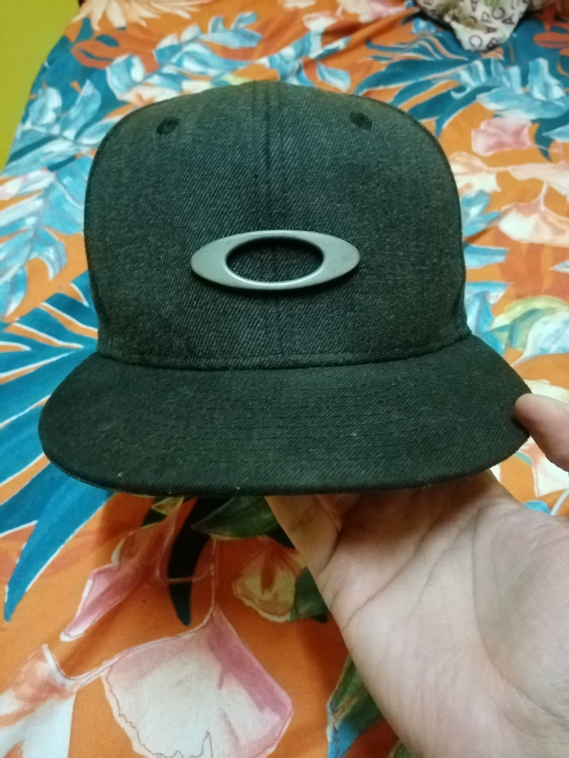 Oakley snapback cap by New Era, Men's Fashion, Activewear on Carousell