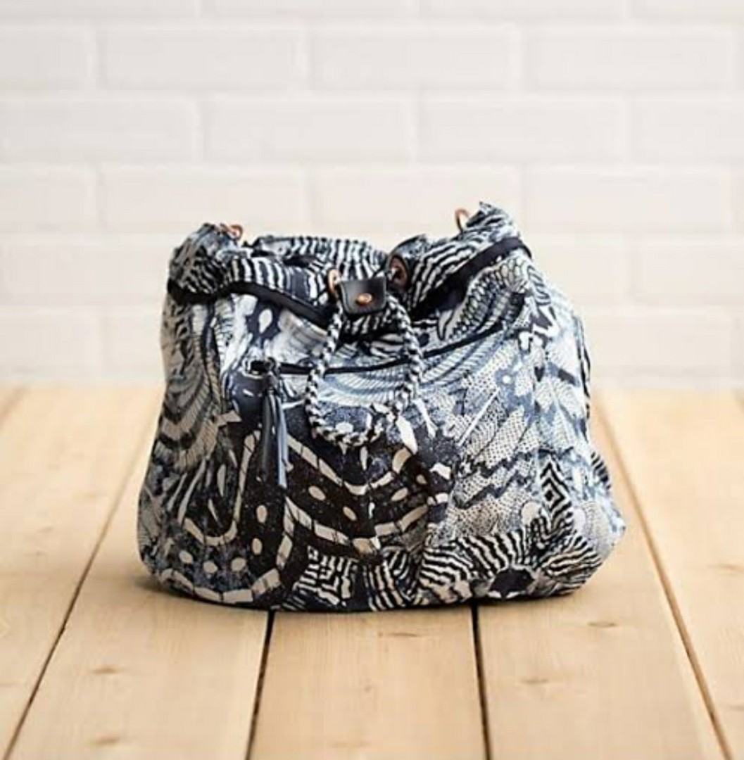 ORIGINAL LULULEMON WANDERLUST DIVERSITY BAG WINGED MOSAIC WHITE NAVAL ...