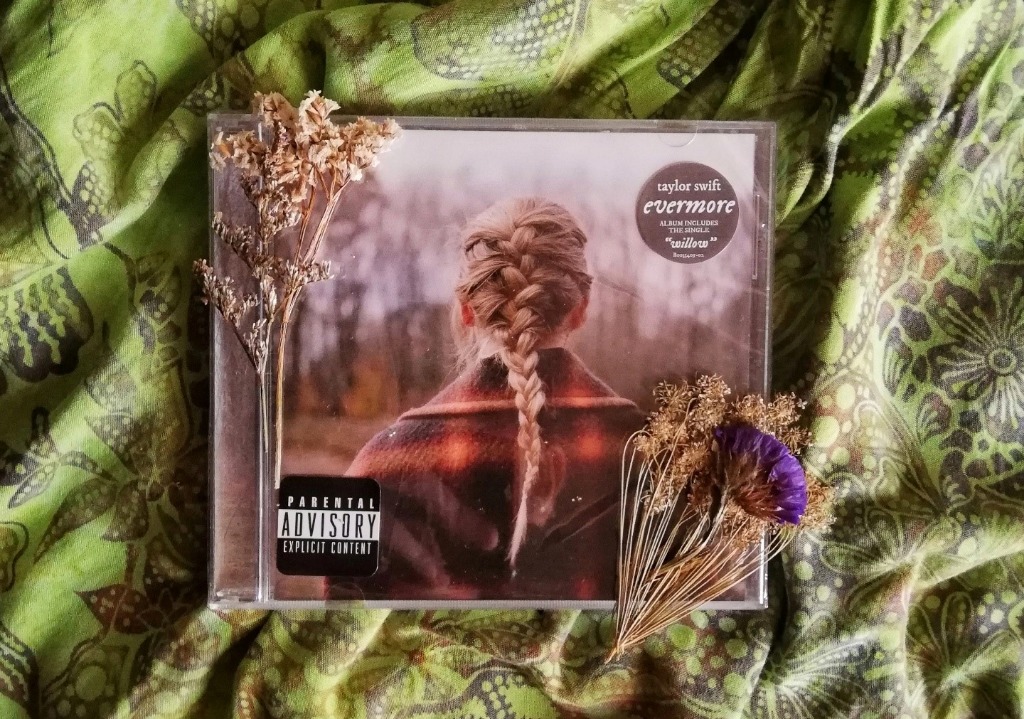 Taylor Swift: evermore album deluxe edition CD, Hobbies & Toys, Music ...
