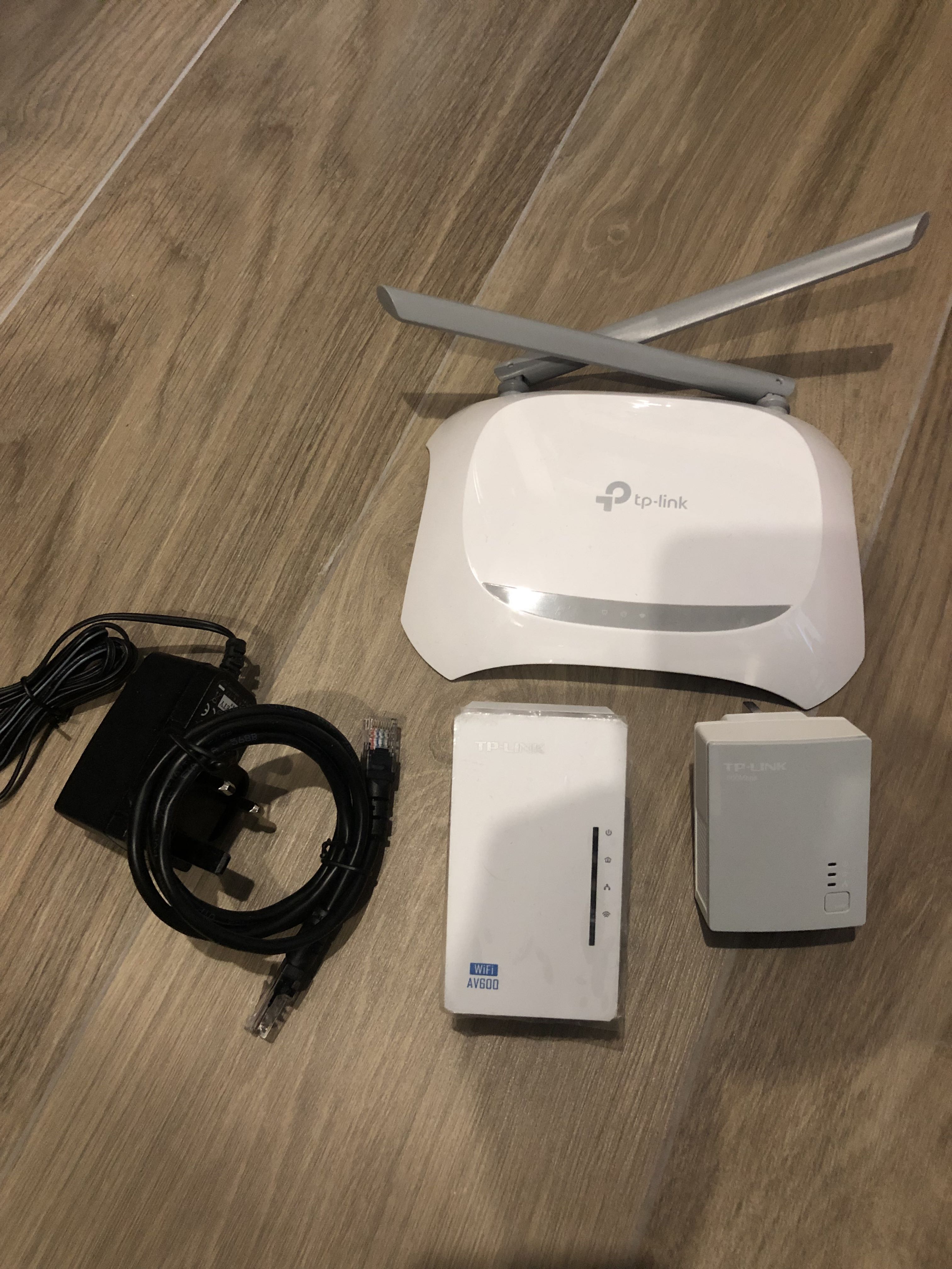 TP Link router (TL-WR840N) + WIFI extender (TL-WPA4220KIT), 電腦＆科技, 電腦周邊 ...
