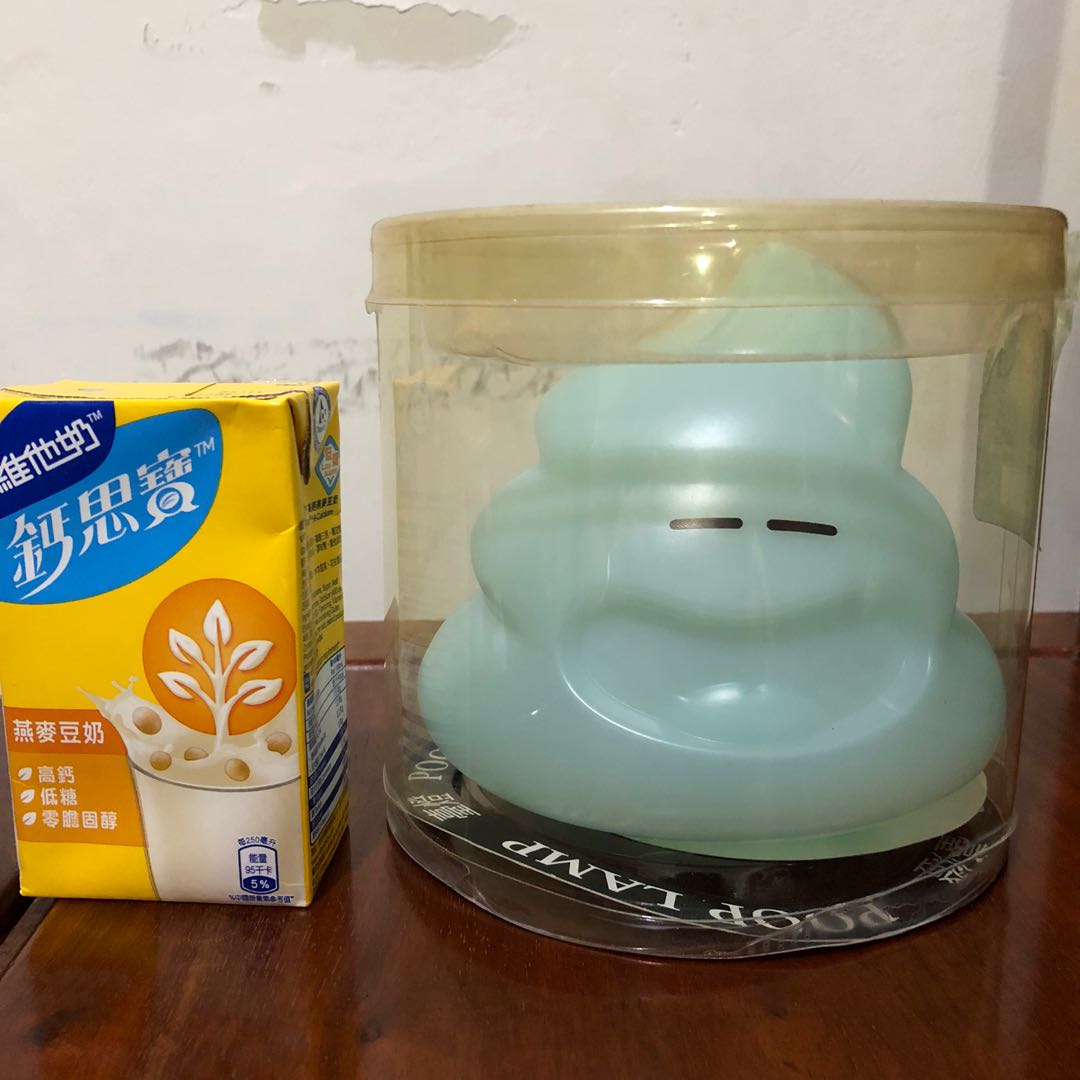 Poop lamp 枱燈, 興趣及遊戲, 玩具 & 遊戲類 - Carousell