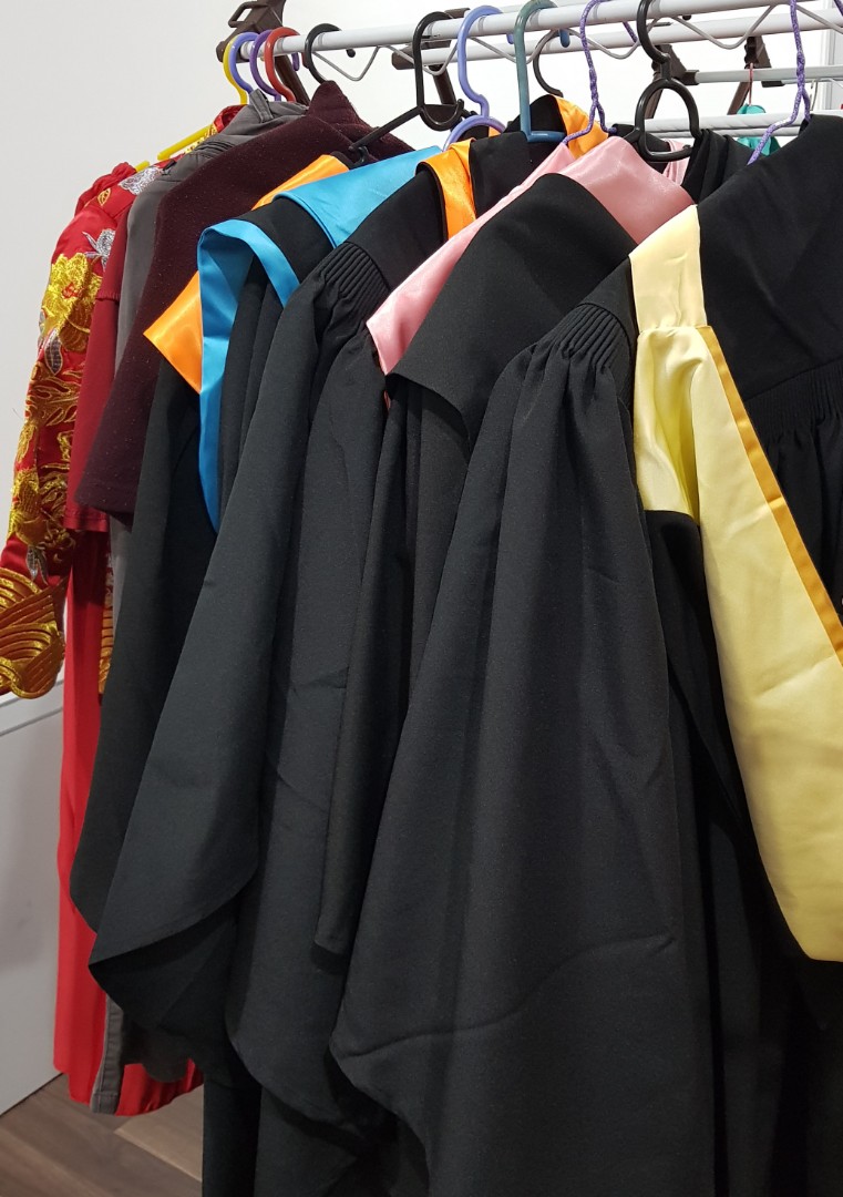 (RENT) Graduation Robe Convocation Gown With Mortar Board, Women's ...