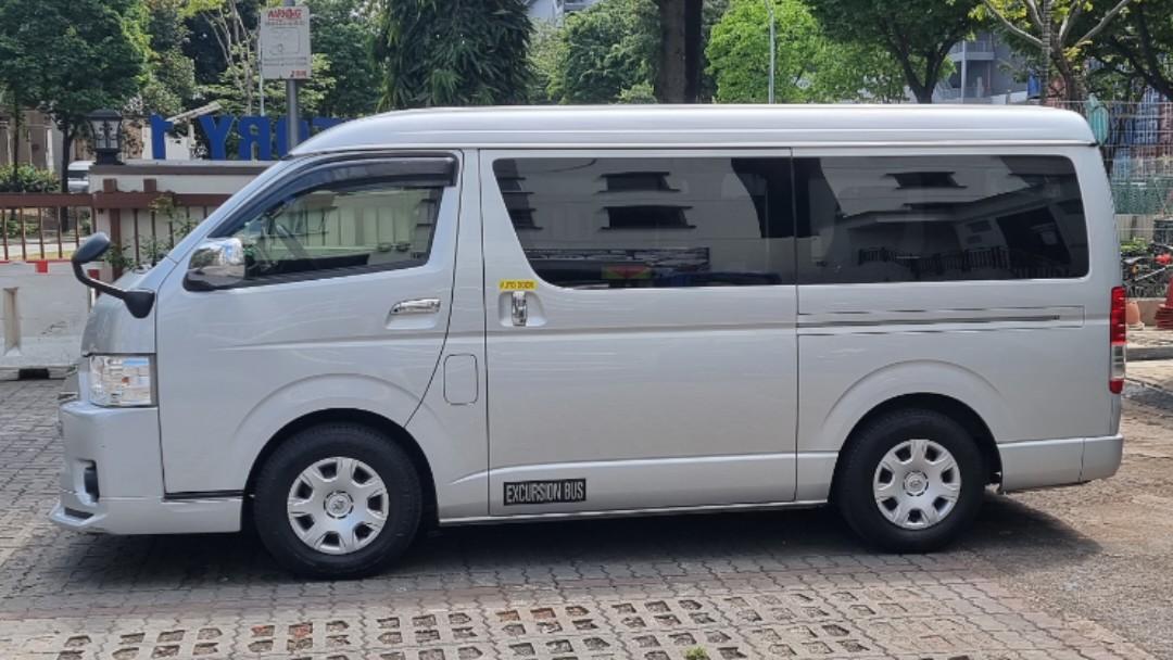Toyota Hiace Super GL Mid-Roof van/minibus passenger charter 12/13/14 ...