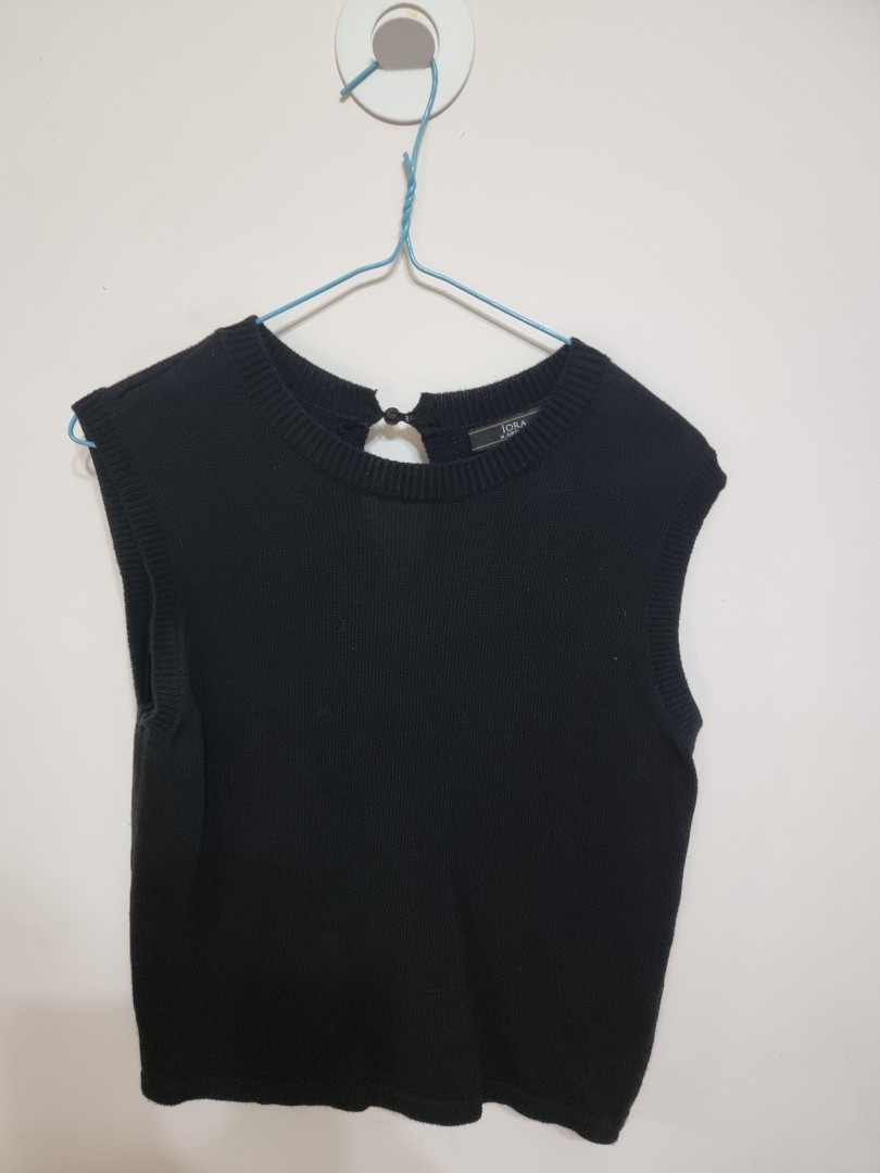 iora top, Women's Fashion, Tops, Sleeveless on Carousell