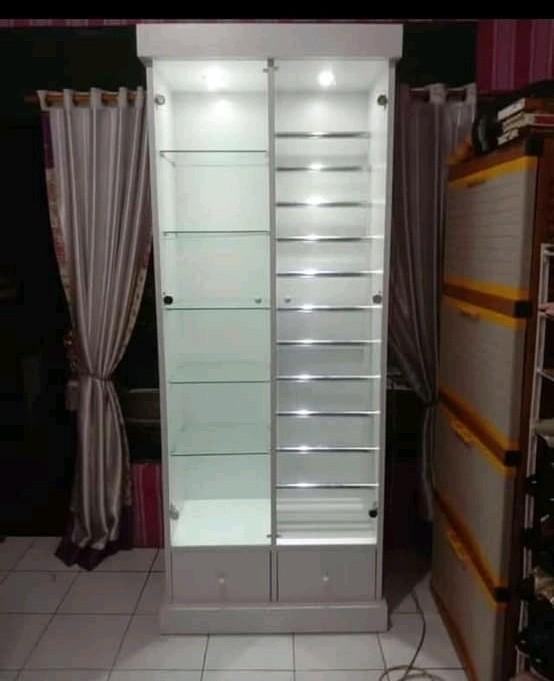 Rak kaca minimalis modern., Perabotan Rumah di Carousell