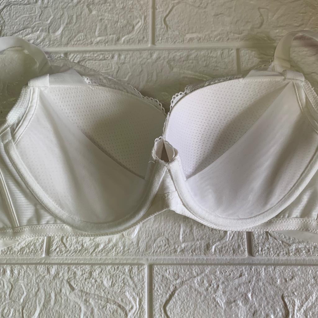 80D Bra, 女裝, 上衣, 其他上衣 - Carousell