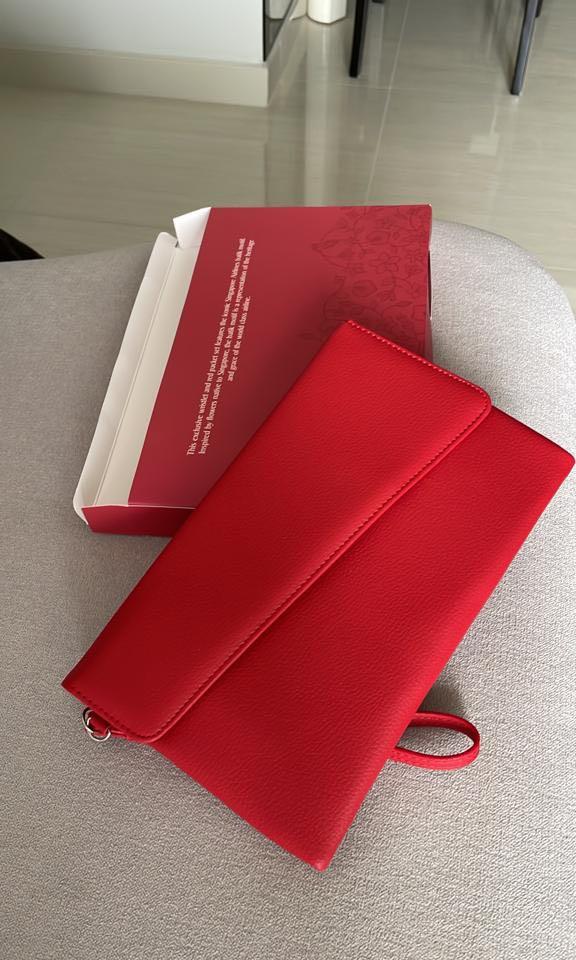 Singapore Airlines Krisshop Red Packet holder, Everything Else on Carousell