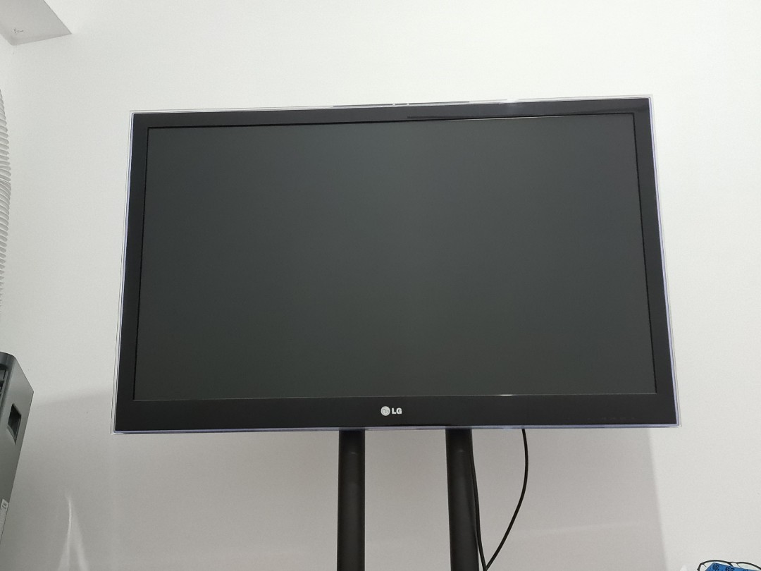LG 42 inch tv, TV & Home Appliances, TV & Entertainment, TV on Carousell