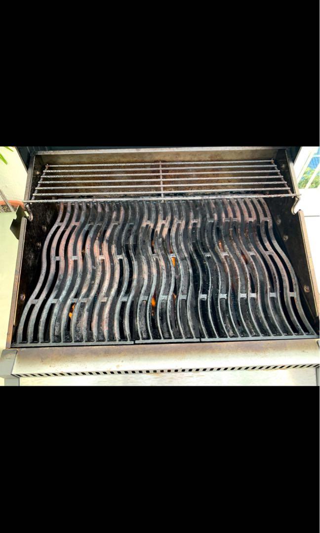 Napoleon Triumph Grill, TV & Home Appliances, Kitchen Appliances, BBQ ...