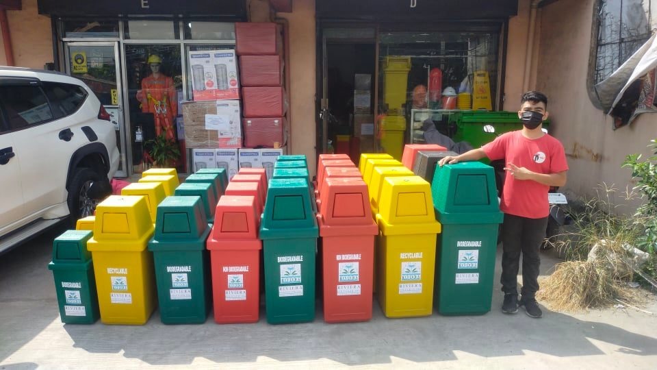 trash bin hooded bin 365, Furniture & Home Living, Cleaning & Homecare ...