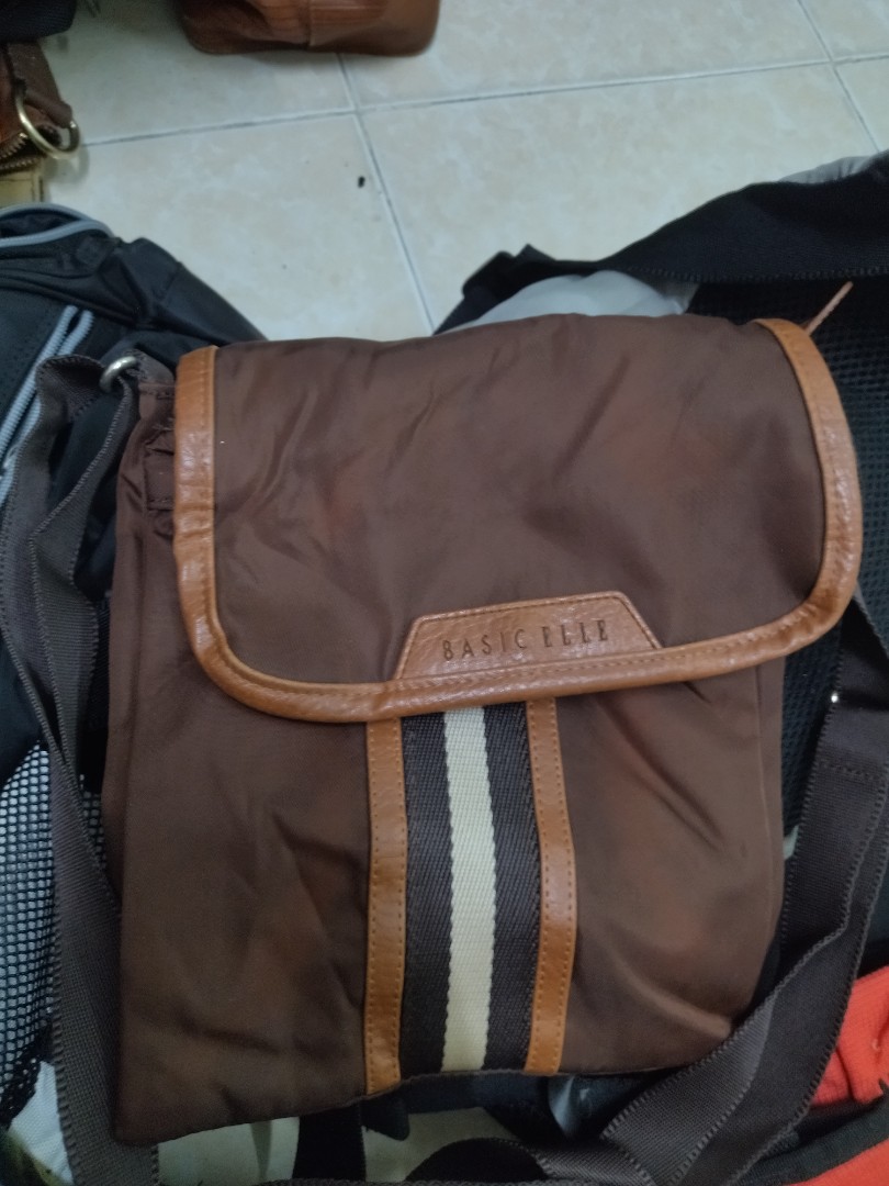 Basic elle, Men's Fashion, Bags, Sling Bags on Carousell