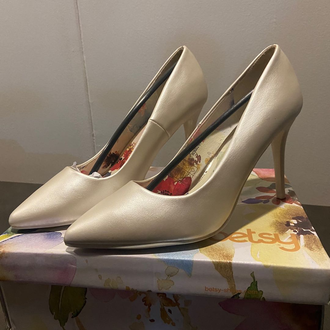 BETSY PEARL WHITE FREYA HEELS NEGOTIABLE, Women's Fashion, Footwear ...