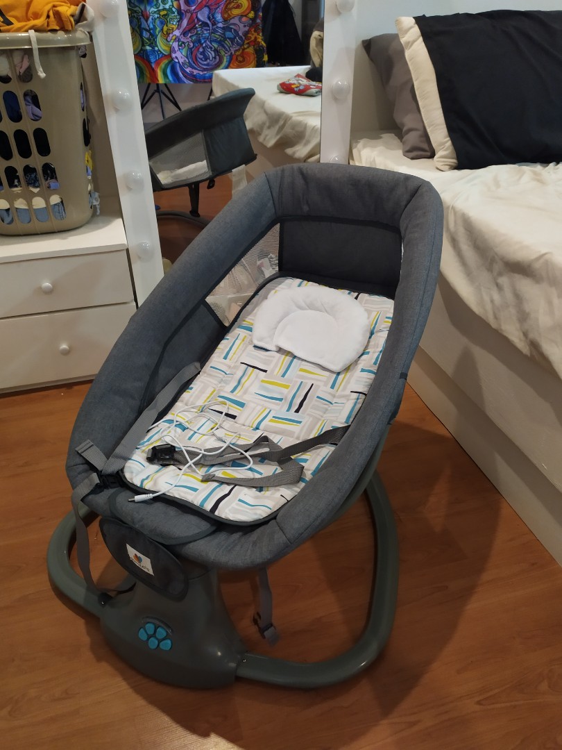 Automatic rocker, Babies & Kids, Babies & Kids Fashion on Carousell