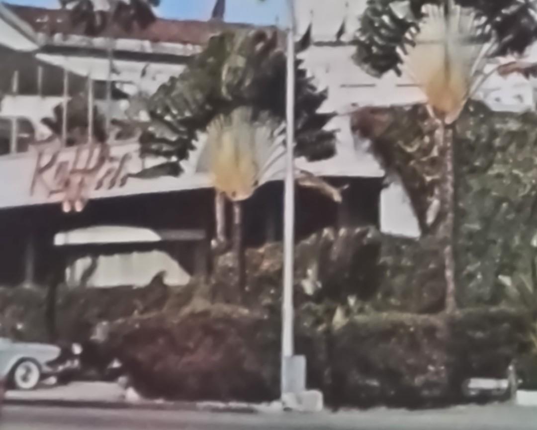 Singapore Postcard - RAFFLES HOTEL - Vintage Cars - Trishaw - 1960s ...