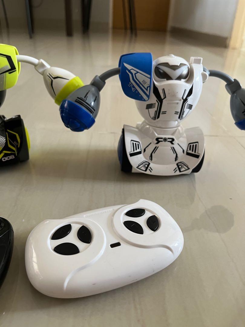 2 robots fighting and control, Hobbies & Toys, Toys & Games on Carousell