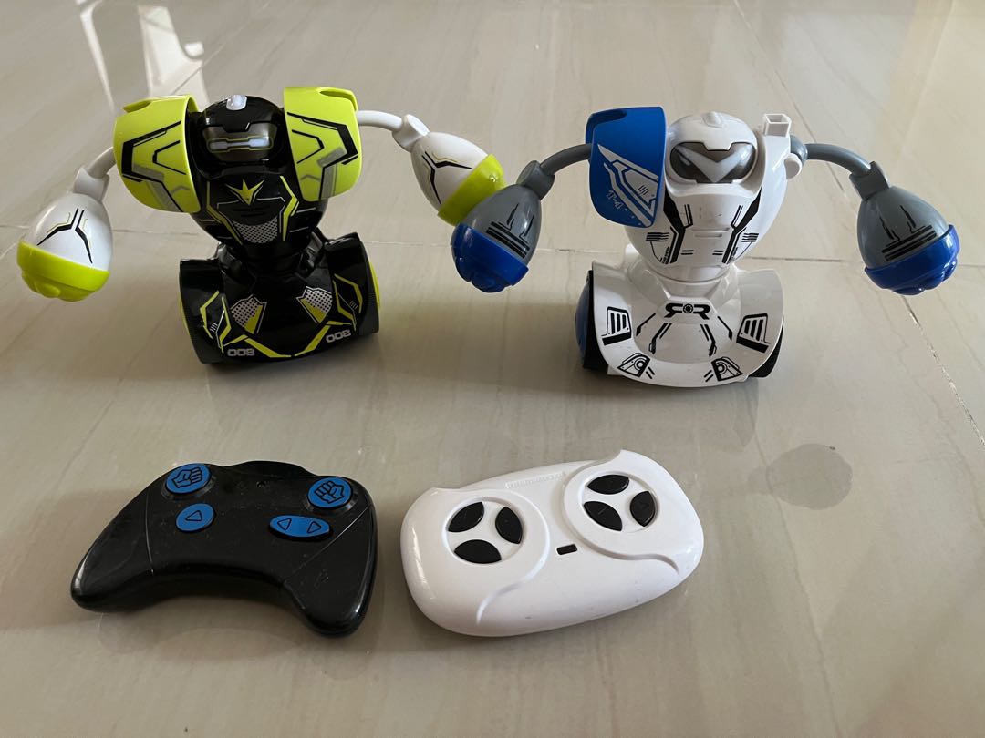 2 robots fighting and control, Hobbies & Toys, Toys & Games on Carousell