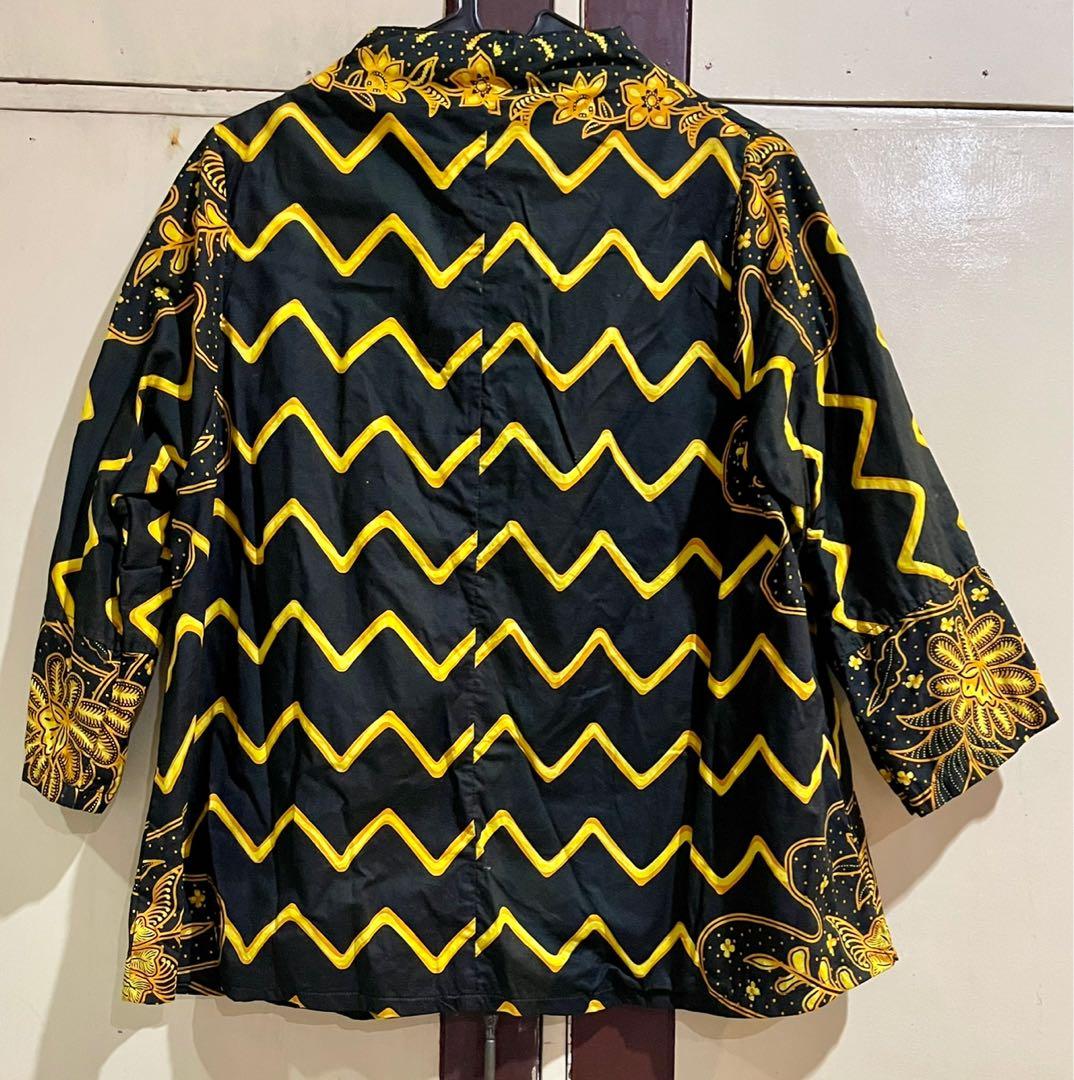 Jaket Batik Hitam Kuning, Fesyen Pria, Pakaian , Atasan di Carousell