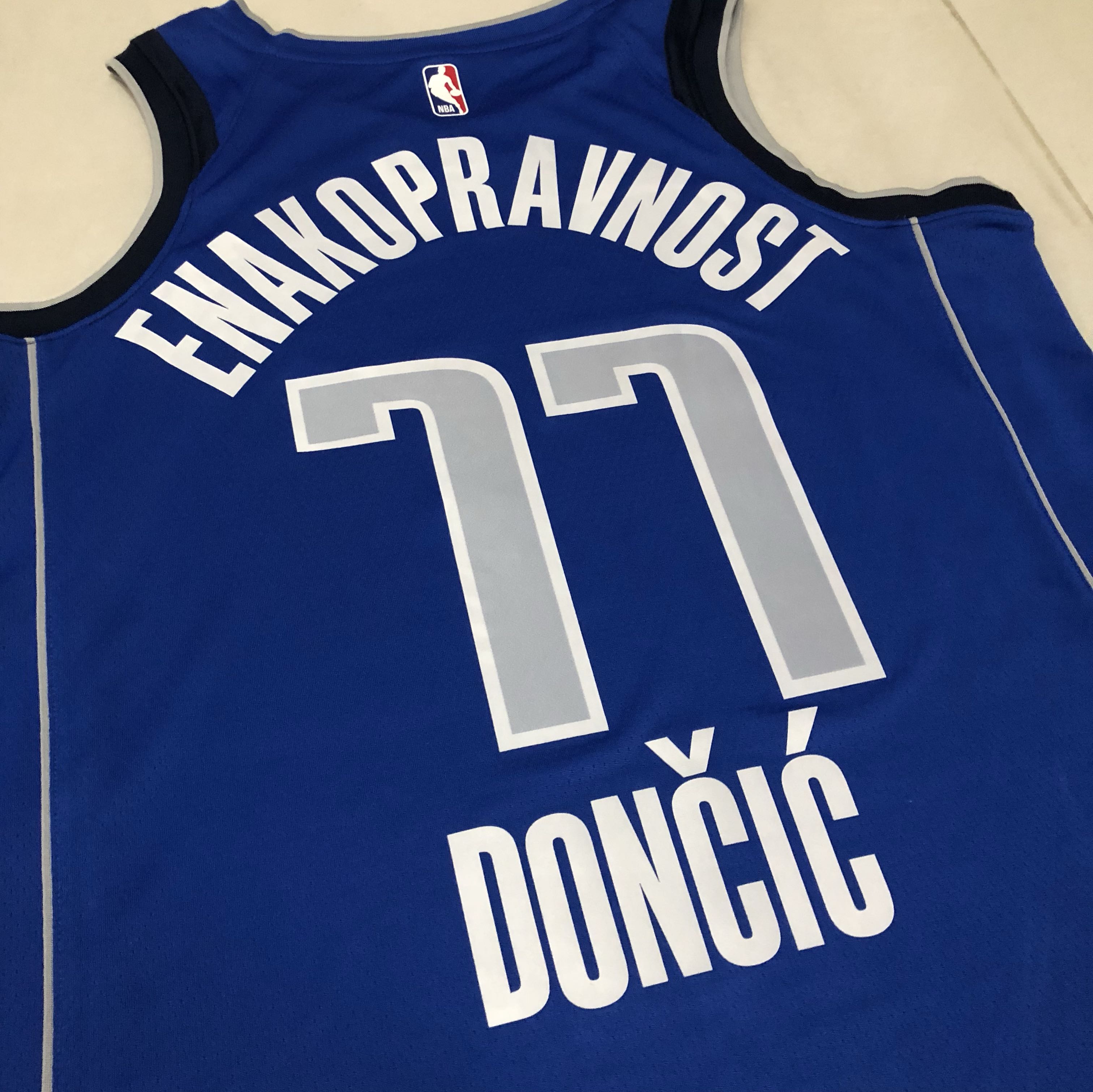 NBA Dallas Mavericks Luka Doncic #77 Enakopravnost with sponsors ...