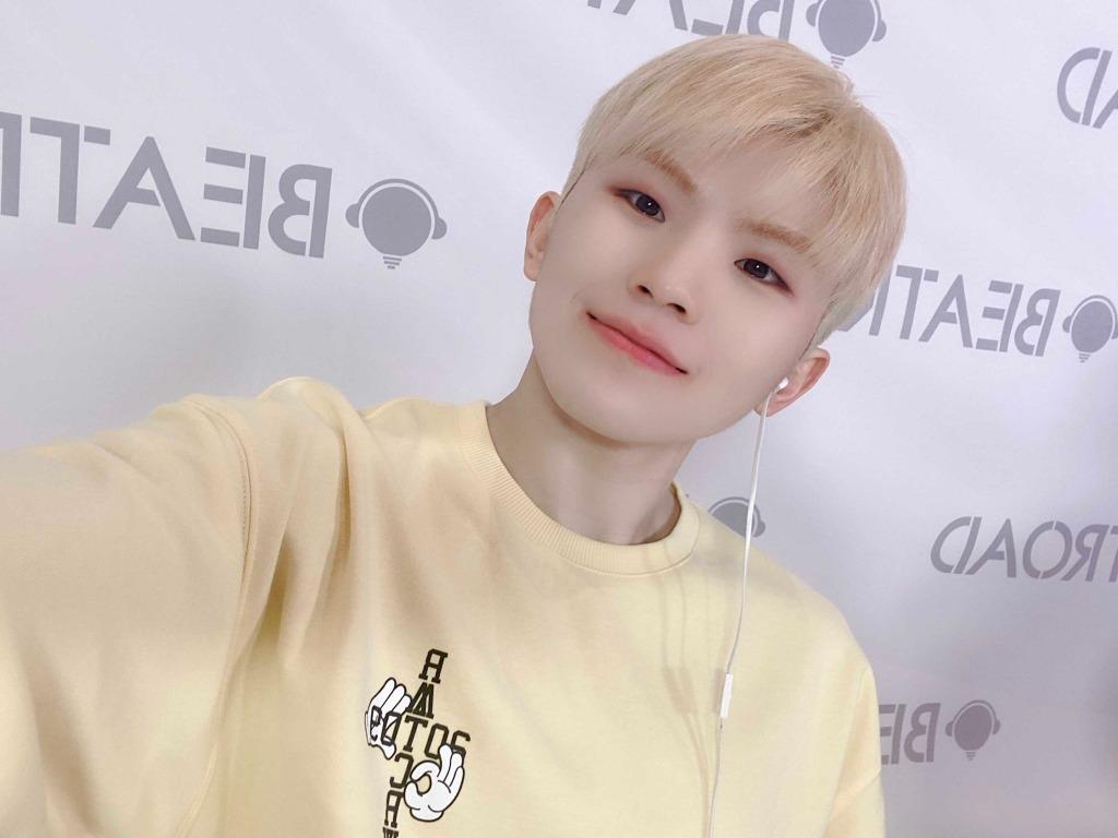 SEVENTEEN WOOZI ROMANTIC CROWN HAND SIGN LS, Hobbies & Toys ...